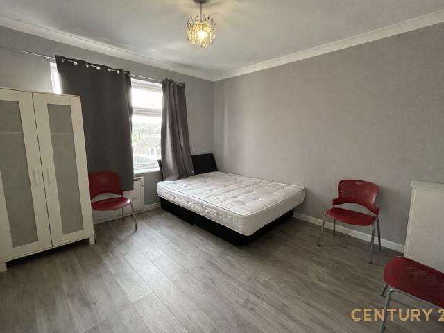 Redbridge Lane East, ILFORD IG4 Studio to rent £1,000 pcm £231 pw