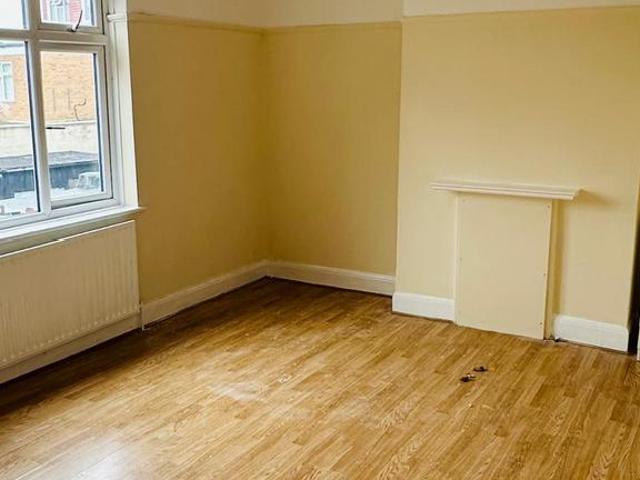 Redbridge Lane East, Redbridge, IG4 2 bed flat to rent £1,750 pcm £404 pw