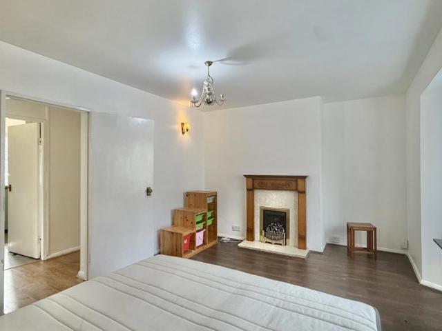 Redcar Close Northolt, Northolt UB5 2 bed flat to rent £1,950 pcm £450 pw