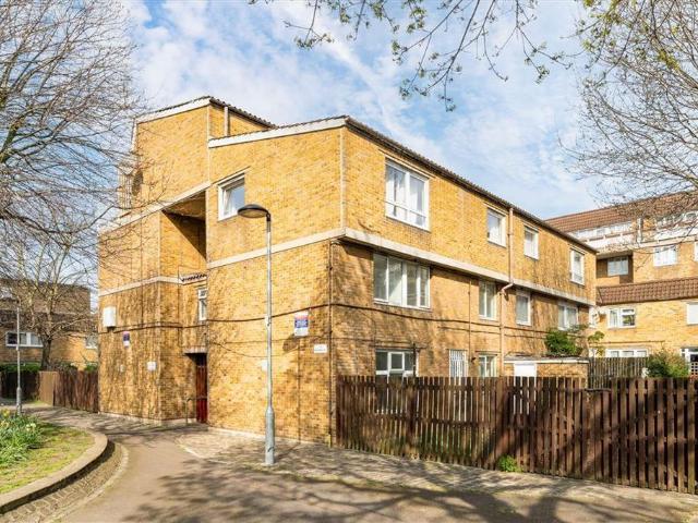 Redcastle Close, London E1W 3 bed flat to rent £2,700 pcm £623 pw