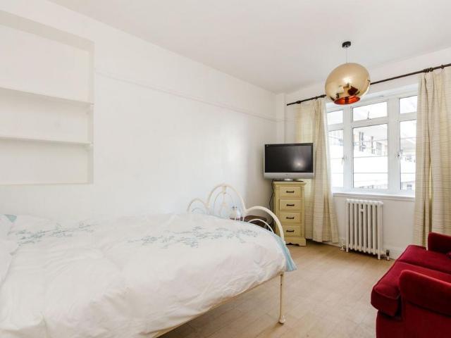 Redcliffe Close, Earls Court, London. Studio to rent £4,767 pcm £1,100 pw