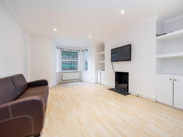 Redcliffe Gardens London SW10 2 bed flat to rent £4,030 pcm £930 pw