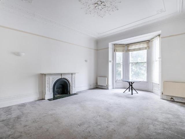 Redcliffe Gardens London SW10 2 bed flat to rent £3,553 pcm £820 pw