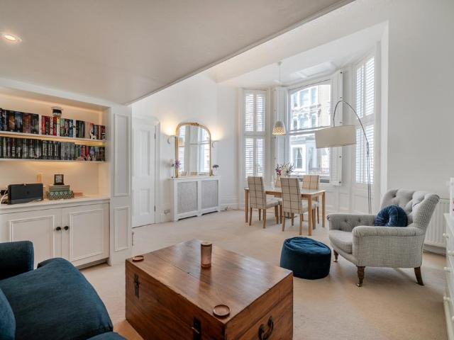 Redcliffe Square Chelsea SW10 Studio to rent £2,100 pcm £485 pw