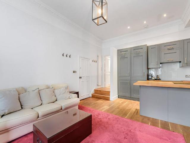 Redcliffe Street, Chelsea, London, SW10 2 bed flat to rent £2,900 pcm £669 pw