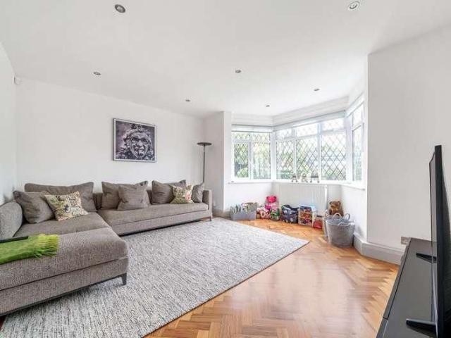 Reddings Avenue, Bushey, WD23