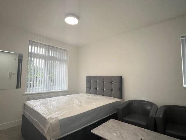 Reddington Drive, Slough SL3, Room to rent, £945 pcm | PrimeLocation
