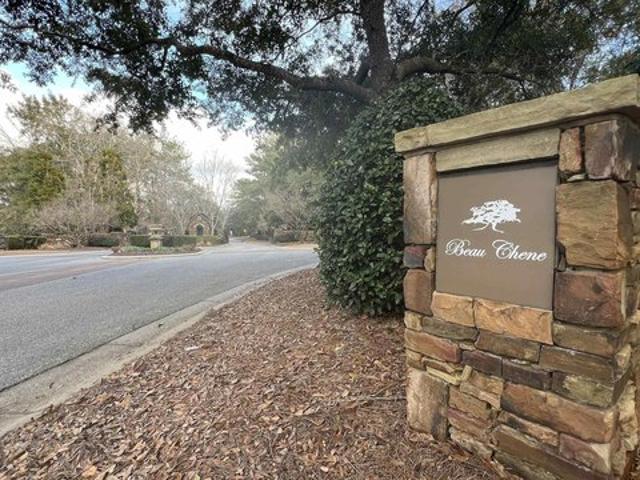 Redfern Rd, Daphne, AL 36526