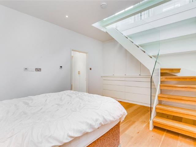 Redfield Lane, SW5, London