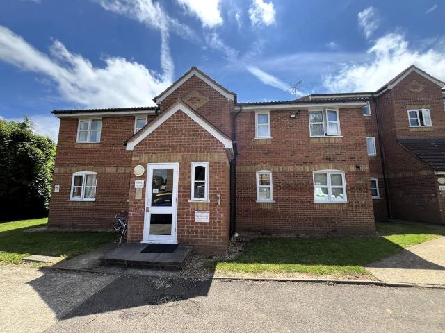 Redford Close, Feltham 2 bed apartment to rent £1,800 pcm £415 pw