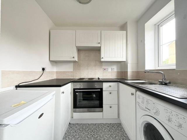 Redford Close, Feltham TW13 1 bed apartment to rent £1,375 pcm £317 pw