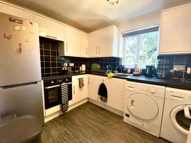Redford Close, Feltham TW13 1 bed flat to rent £1,325 pcm £306 pw
