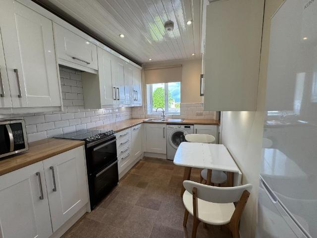 Redhall Place, Longstone, Edinburgh. 3 bed flat to rent £1,295 pcm £299 pw