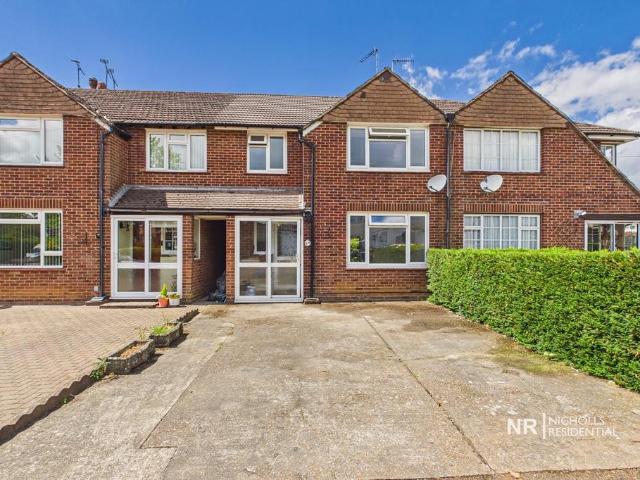 Redhill RH1 3 bed terraced house to rent £2,300 pcm £531 pw