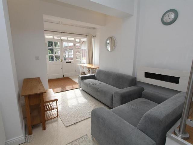 Redhouse Lane Chapel Allerton, Leeds. 2 bed house to rent £1,295 pcm £299 pw