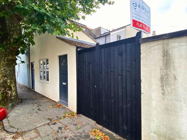 Redland, Bristol BS6, 1 bed flat to rent, £1,400 pcm | PrimeLocation