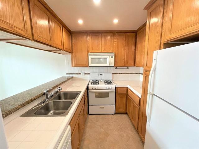 Redlands Court/Matilla 2 Bedroom Apartment for Rent at 8219 Redlands St, Los Angeles, CA 90293 Westchester Playa Del Rey