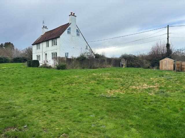 Redlands Lane, Robertsbridge, TN32 4 bed detached house to rent £2,300 pcm £531 pw