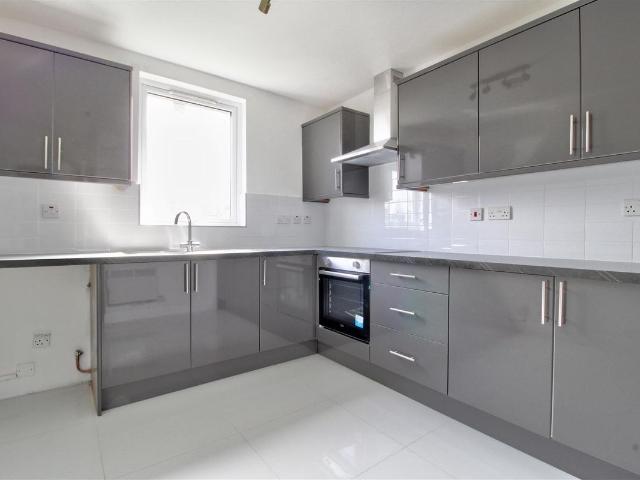 Redlands Road, Penarth CF64, 2 bed flat to rent, £1,000 pcm | PrimeLocation
