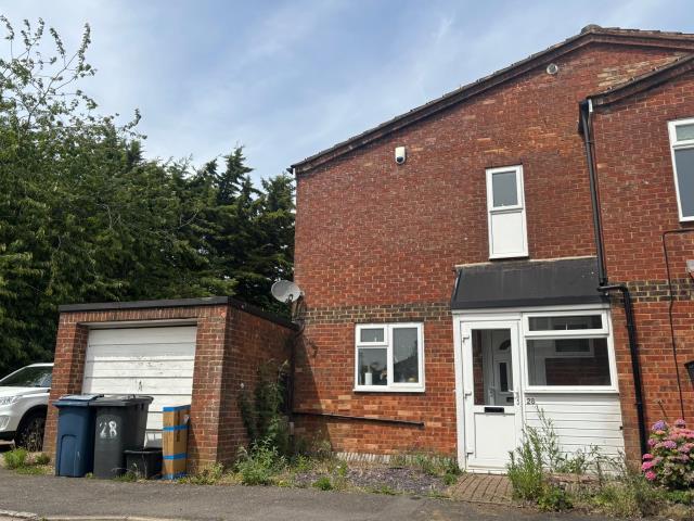 Redman Road, High Wycombe, HP12 4 bed semi detached house to rent £2,350 pcm £542 pw