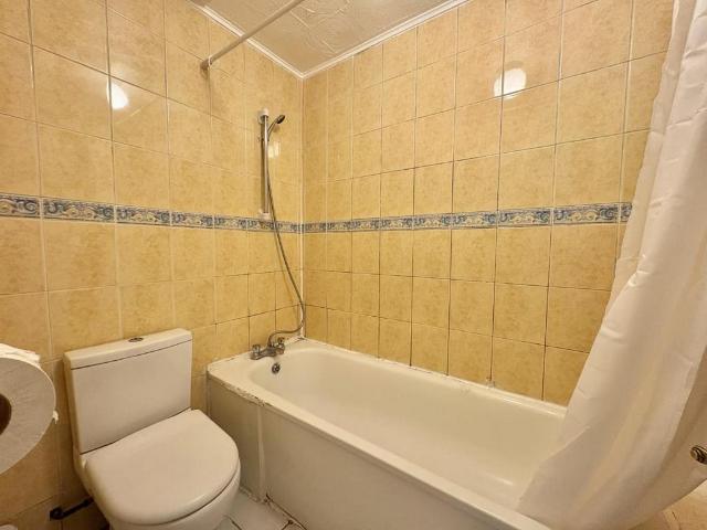 Redmead Road, Hayes 2 bed apartment to rent £1,650 pcm £381 pw