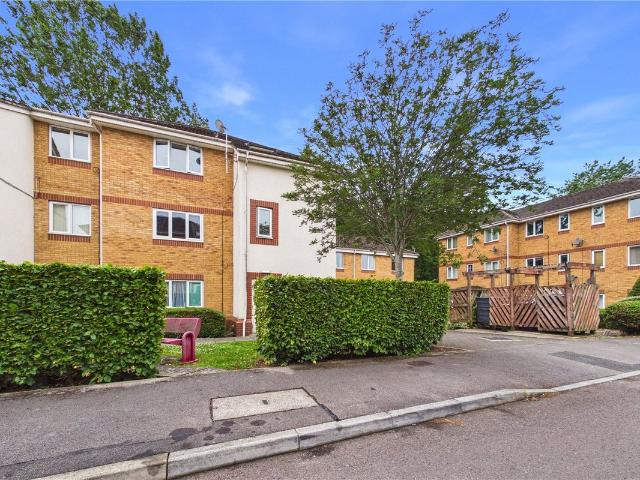 Redshank Court, Thatcham RG19, 2 bed flat to rent, £1,200 pcm | PrimeLocation
