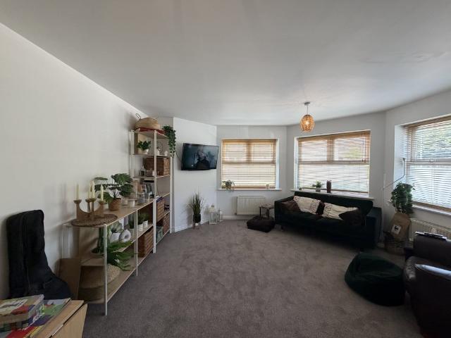 Reeve Close, Leighton Buzzard LU7, 2 bed flat to rent, £1,300 pcm | PrimeLocation