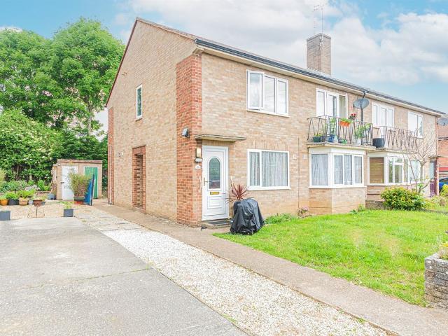 Reeves Way, Wokingham RG41, 2 bed maisonette to rent, £1,325 pcm | PrimeLocation