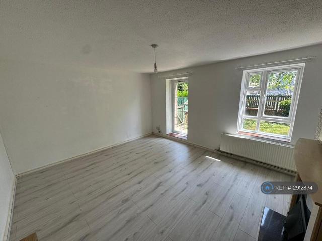 Reed Road, London, N17 3 bed flat to rent £2,100 pcm £485 pw