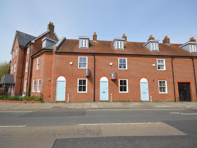 Reedley Mews Priestlands Place. 2 bed terraced house to rent £1,110 pcm £256 pw