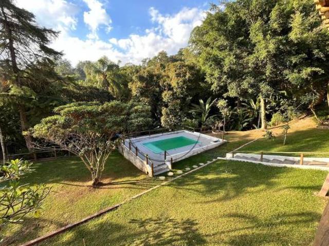 Refúgio mobiliado com piscina e mata nativa em Atibaia