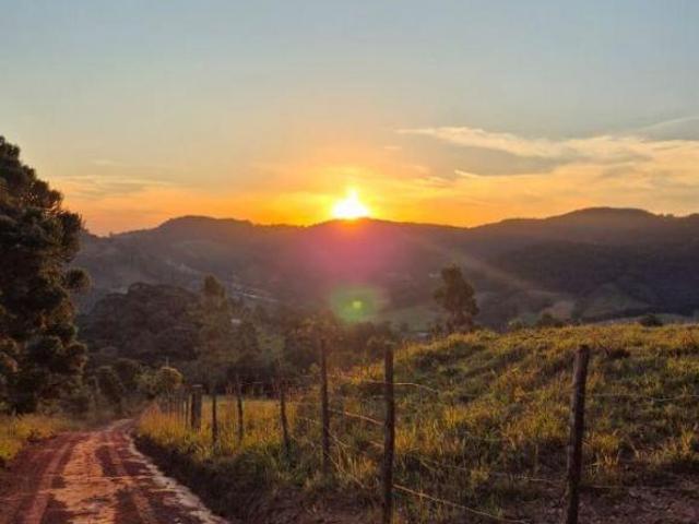 Refúgio Natural com Vista para o Pôr do Sol – Oportunidade Única!