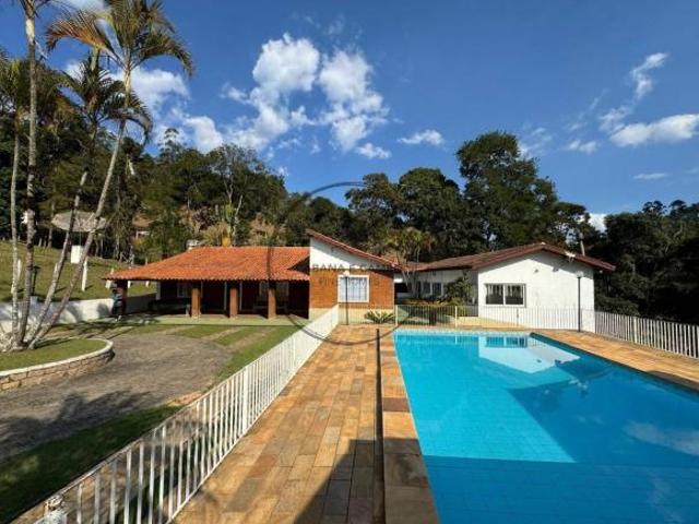 Refúgio Completo em Piracaia: 27.000m² com Lazer e Estrutura Completa