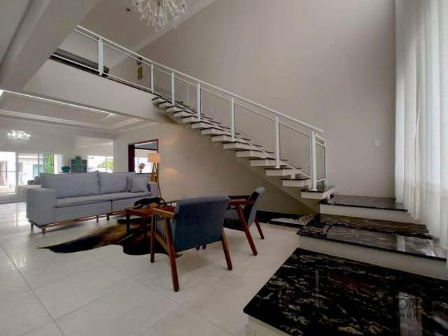 Refúgio de Luxo e Amplitude: Casa Contemporânea em Terreno de 1.000m²