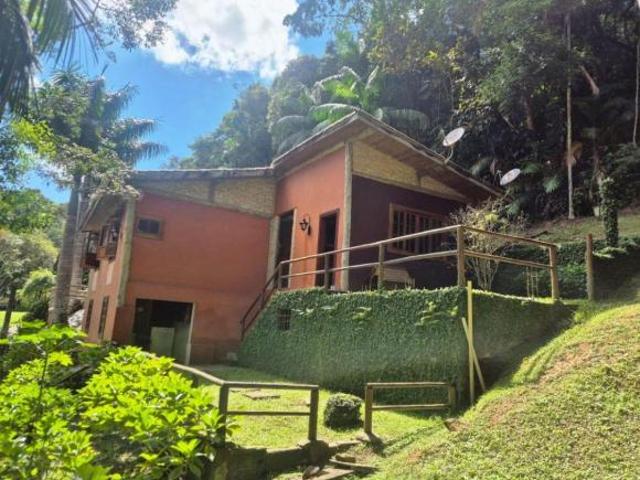 Refúgio de Luxo em Juquitiba: Onde o Rústico Encontra a Sofisticação