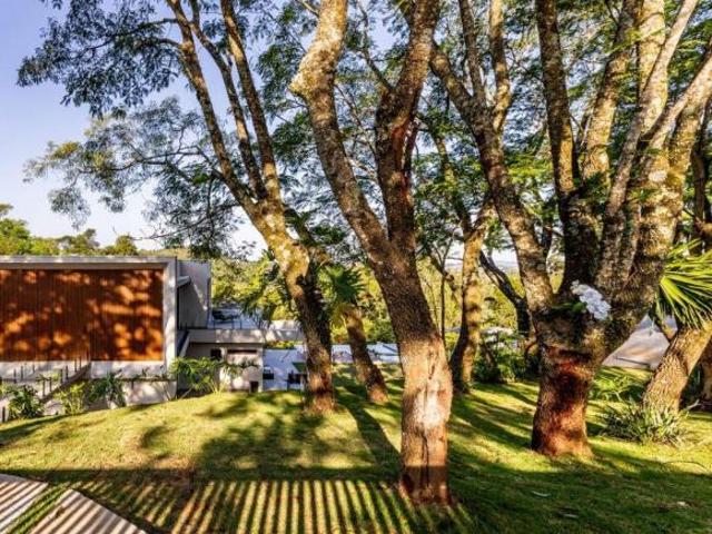 Refúgio de Luxo no Verde / Arquitetura e Natureza em Harmonia / Vista Deslumbrante em Porta do Sol