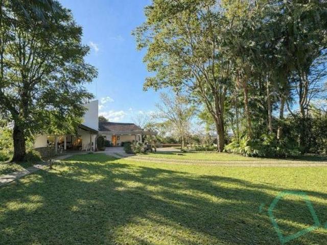 Refúgio de Luxo na Fazendinha: Casa Térrea em Terreno de 10.490 m² na Granja Viana por R$ 2.500.000