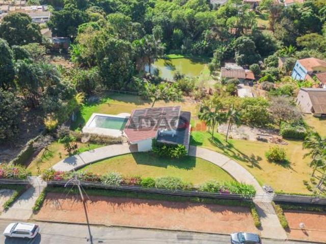 Refúgio de Serenidade e Requinte na Região Leste, com 4 casas construídas. Piscina, e lago privativo
