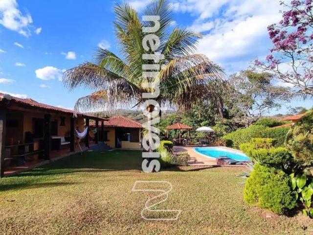 Refúgio exclusivo com 2.000m², piscina e natureza no Recanto das Araras