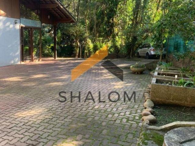 Refúgio exclusivo com 2.056m² no Condomínio Iolanda!