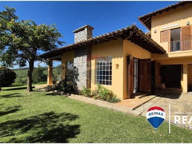 Refúgio Exclusivo no Cond. Vale do Santa Fé – Vinhedo | Casa com 525m² em Terreno de 2.809m² | 4 Suí