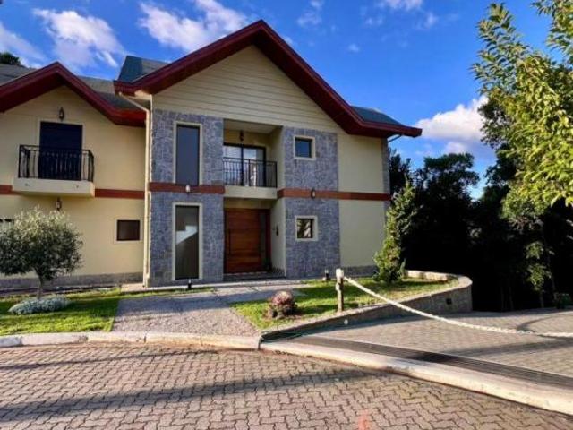 Refúgio Sofisticado com Vista Espetacular no Condomínio Villagio Baronesa em Campos do Jordão