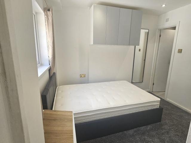 Refurbish Studio. Bills Included. Great Transport