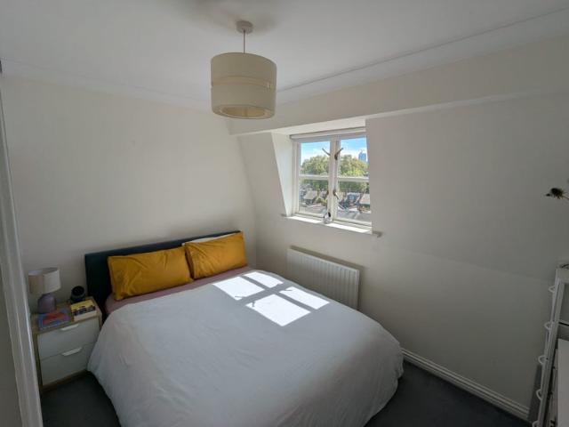 Refurbished 1 bed with London at your fingertips