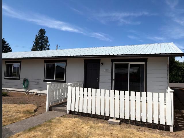 Refurbished 2 Bed 1 Bath with W/D in unit close to Elk Rock, Max, on bus line
