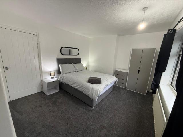 Refurbished 3 bed house great transport links