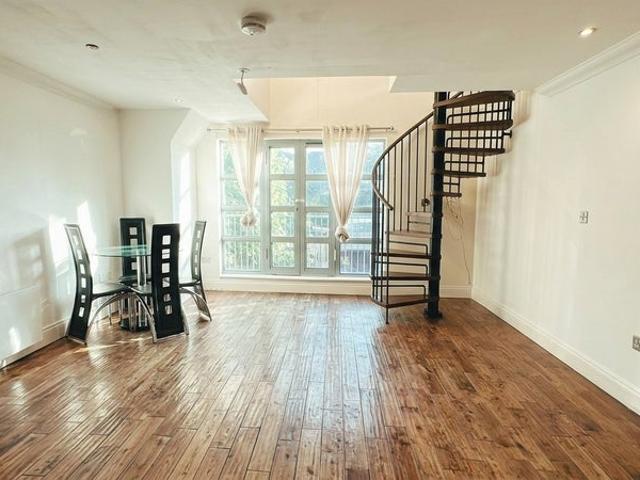 Refurbished Two Bedroom Apartment E4