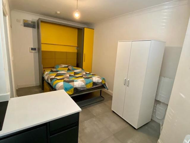 Refurbished double studio flat utp