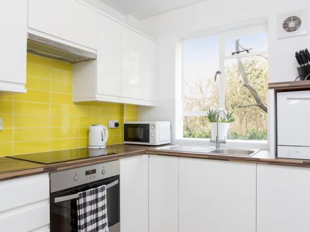 Refurbished one bedroom apartment with pleasant views and a good specification located in leafy Barnsbury close to Upper Street