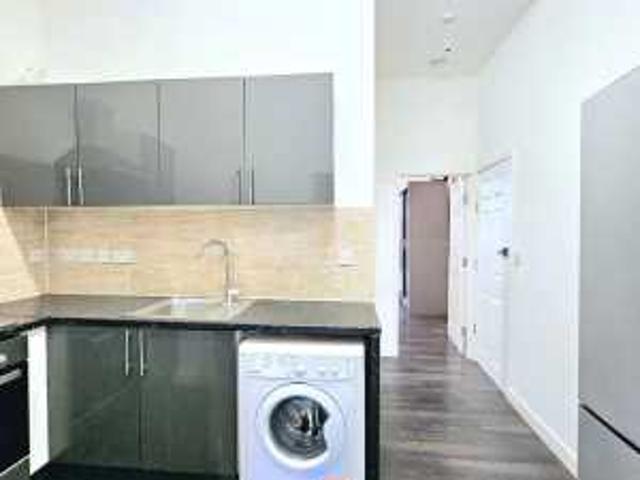 REFURBISHED: SPACIOUS GROUND FLOOR 1 BED FLAT: READY TO MOVE